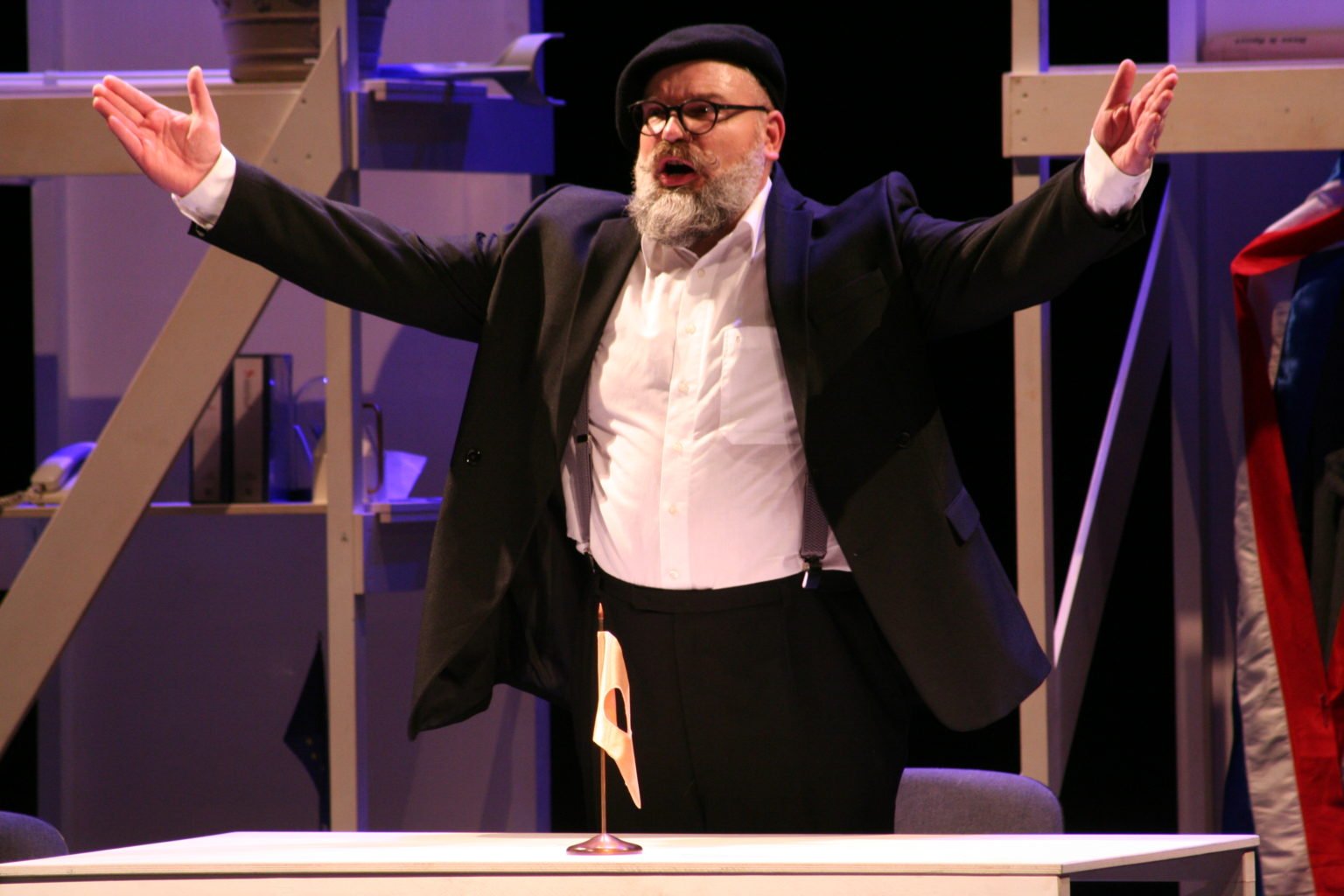 28. augustā Ogres teātris atklāj sezonu ar eirofarsu “Lai dzīvo Bušona ...